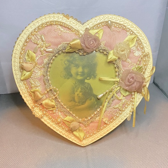 Source Unknown | Other | Vintage Floral Rose Picture Frame With Heart ...